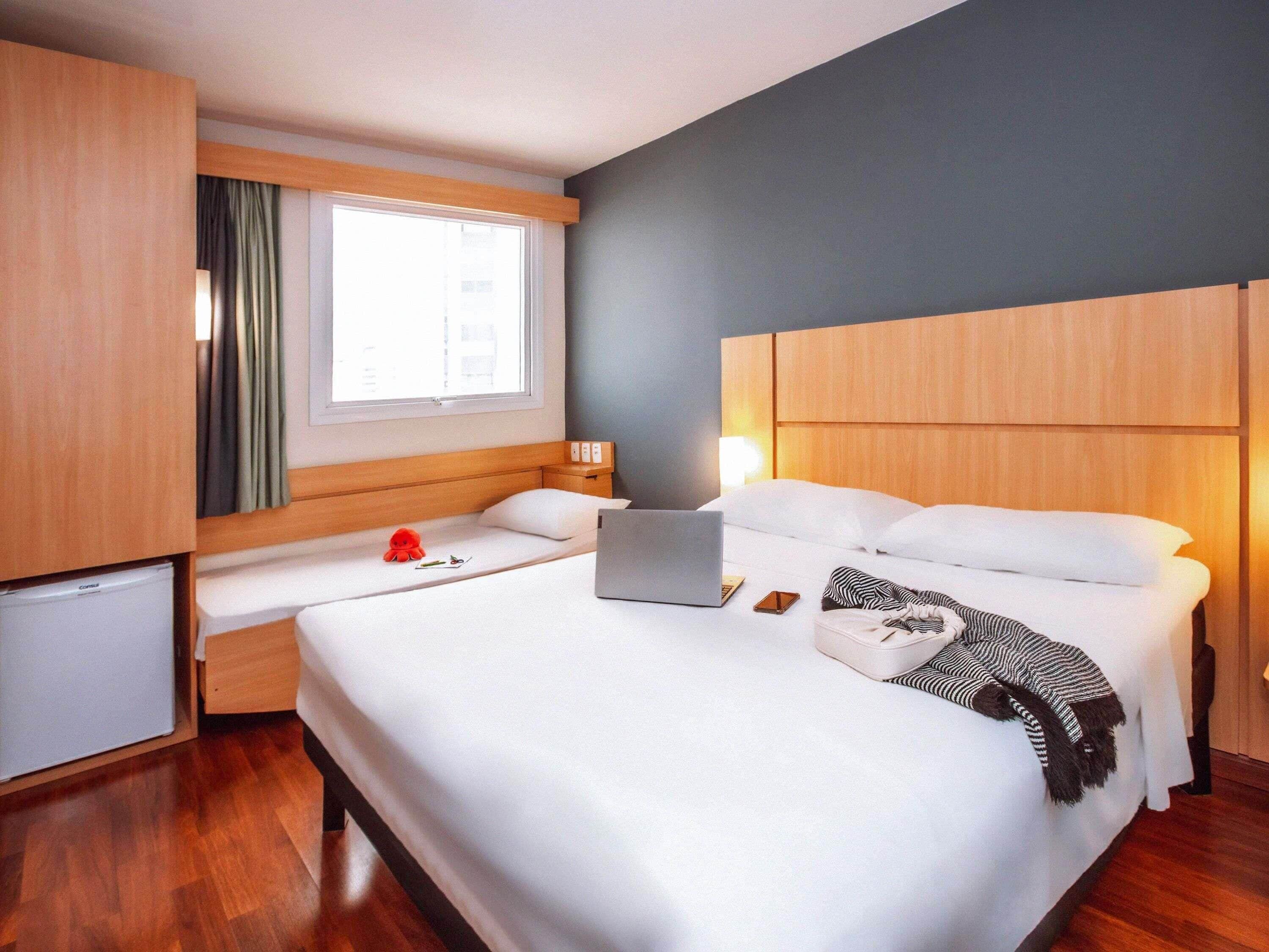 Quarto Standard, 1 cama de casal | Minibar, cofre no quarto, secretária, cortinas/cortinados opacos 