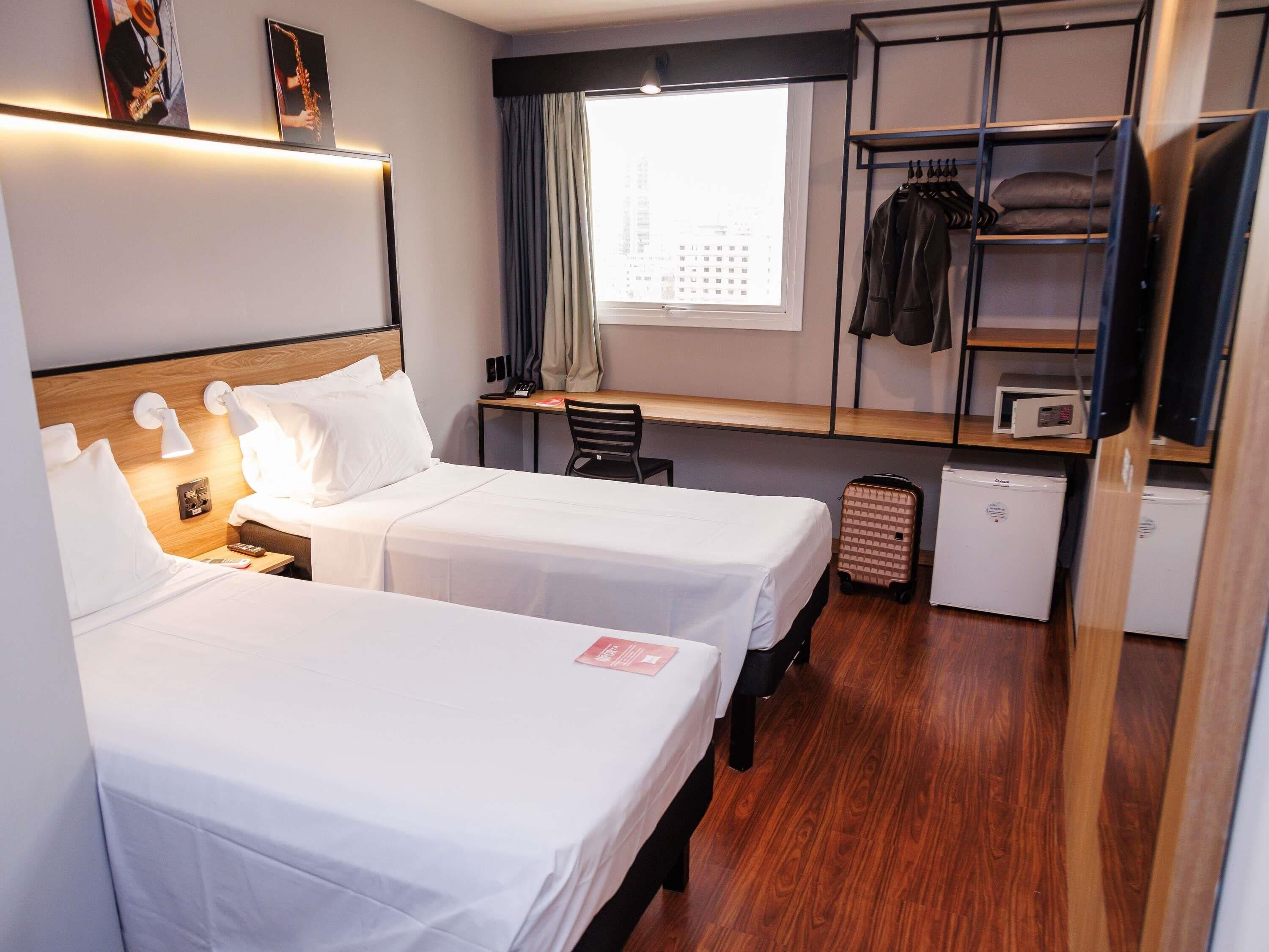 Quarto Superior, 2 camas individuais | Minibar, cofre no quarto, secretária, cortinas/cortinados opacos 