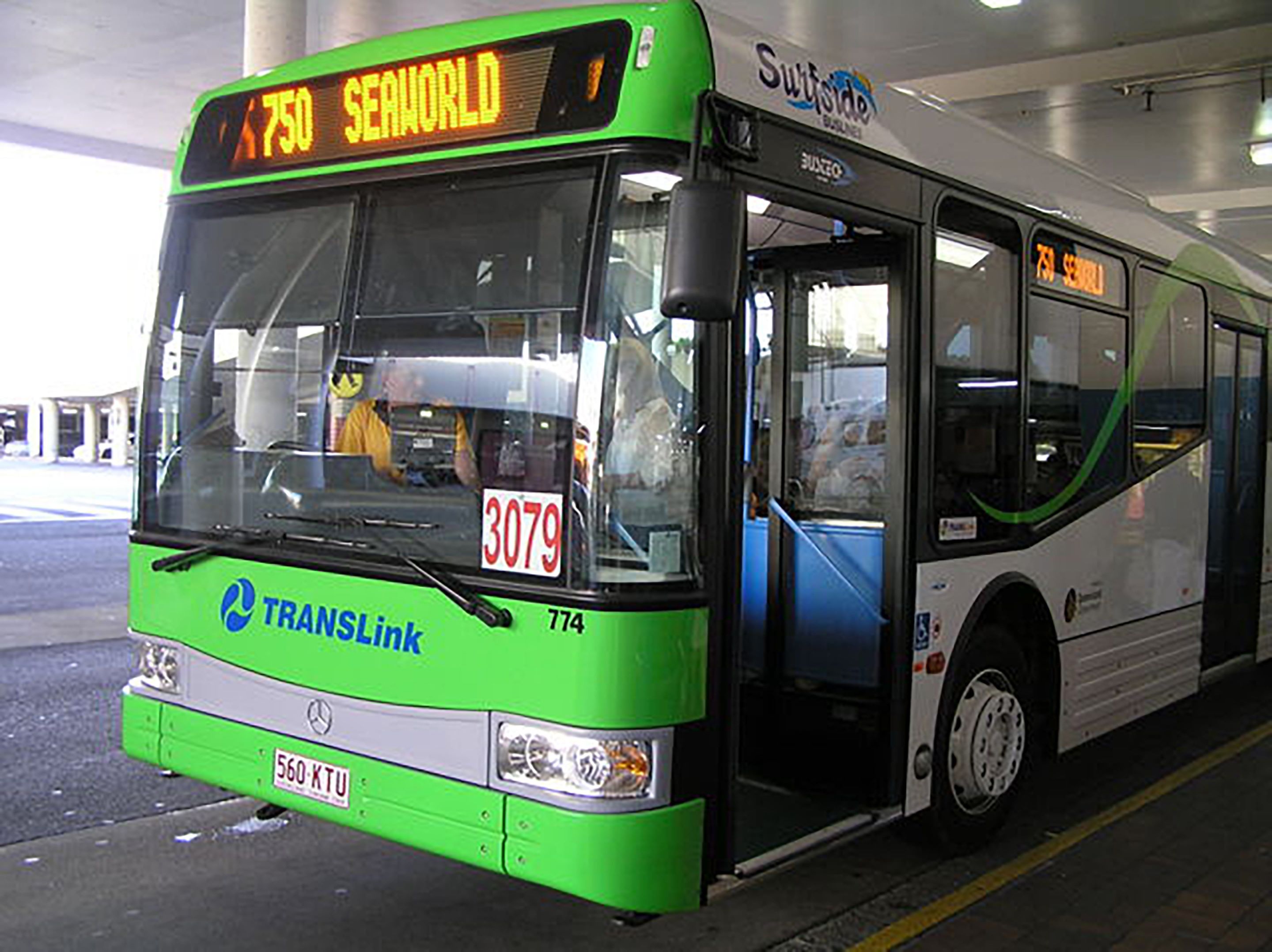 Um ônibus verde e branco com o número 3079, exibindo 'SEANORL' em sua placa digital frontal.