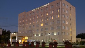 Um edifício de hotel com vários andares, com uma placa que diz 'HOTEL DIEGO DE ALMAGRO'.