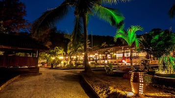 Serviço de café da manhã, almoço, jantar; vistas para a praia