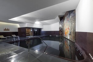 Piscina interna, funciona das 8h às 20h, espreguiçadeiras