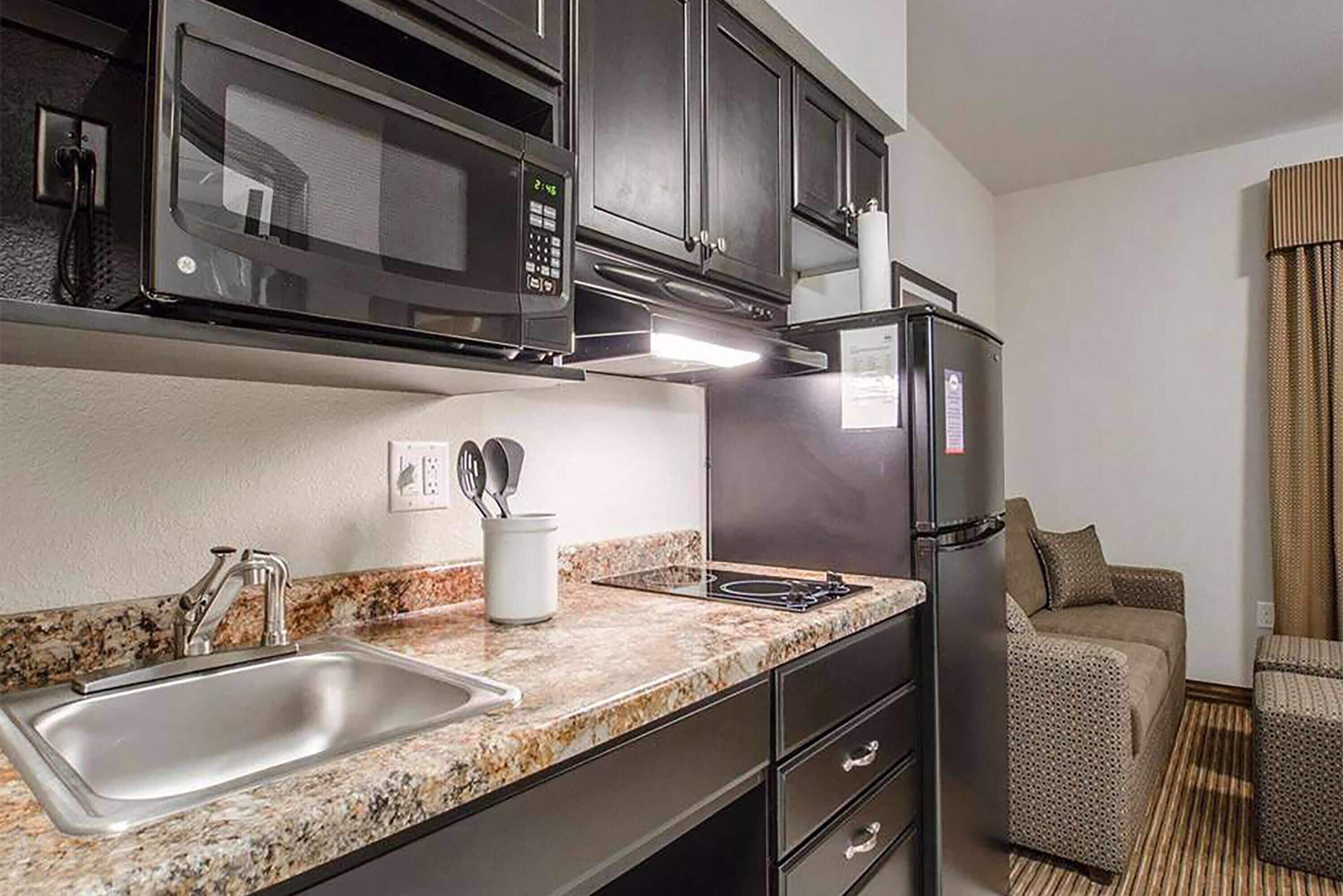 Escrivaninha, cortinas blackout, ferros/tábuas de passar roupa