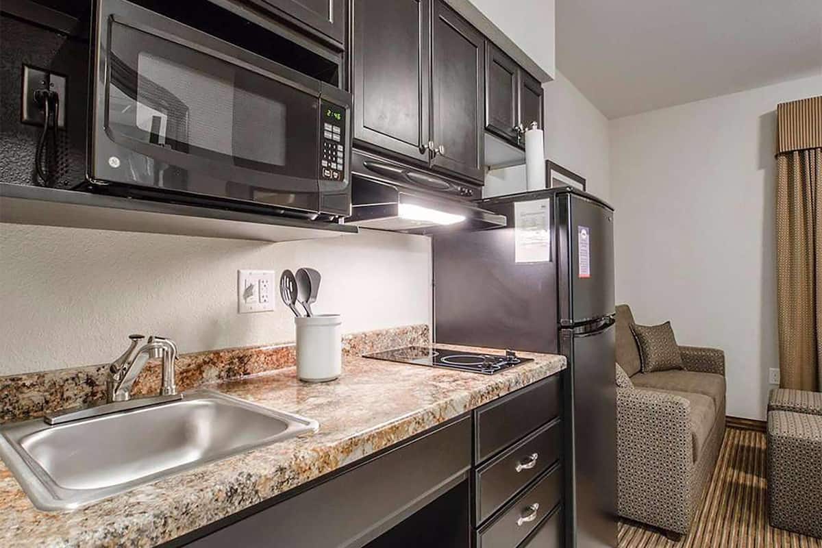 Escrivaninha, cortinas blackout, ferros/tábuas de passar roupa