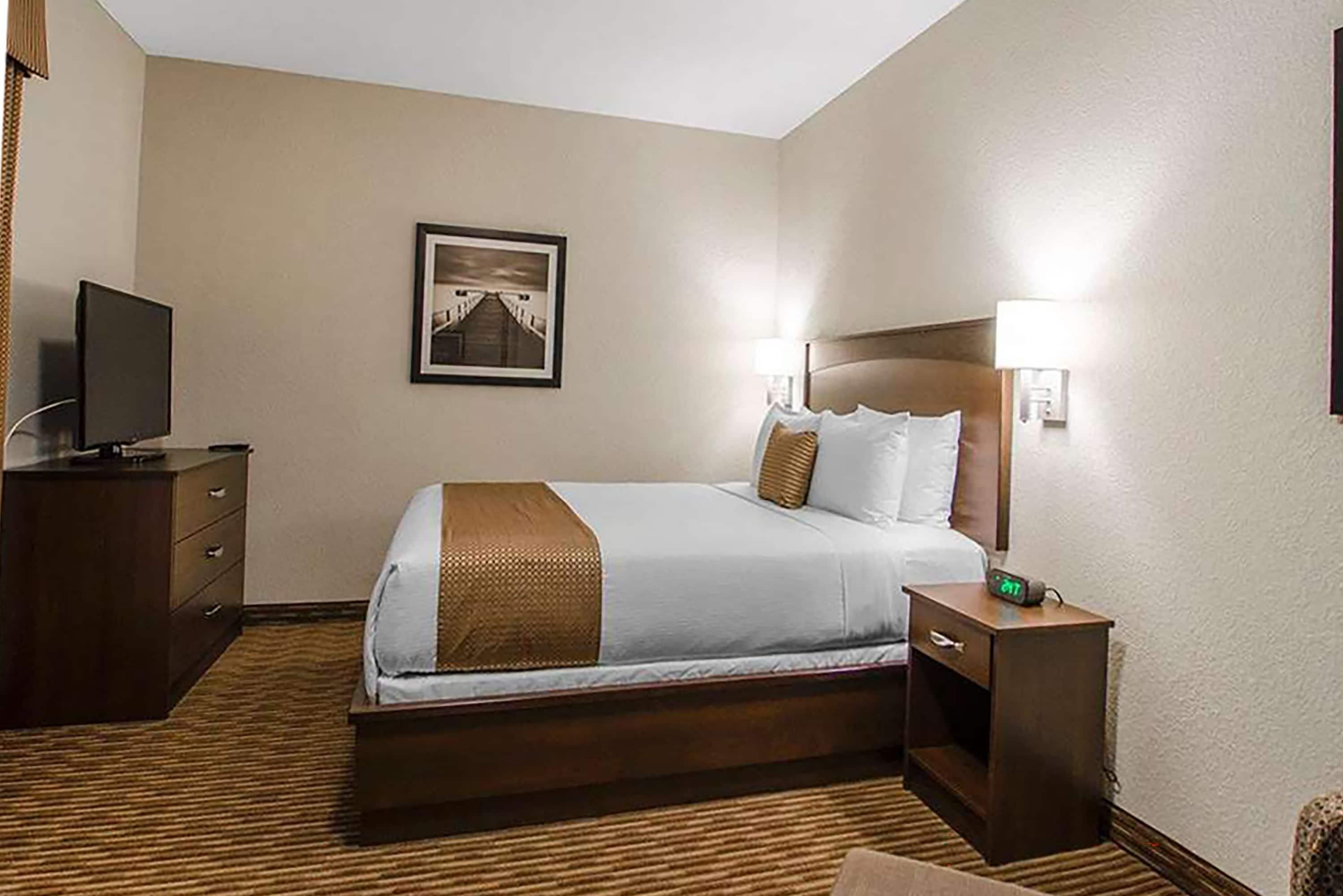 Quarto, 1 cama queen-size, não fumadores (Pet-friendly) | Secretária, cortinas/cortinados opacos, ferro/tábua de engomar 