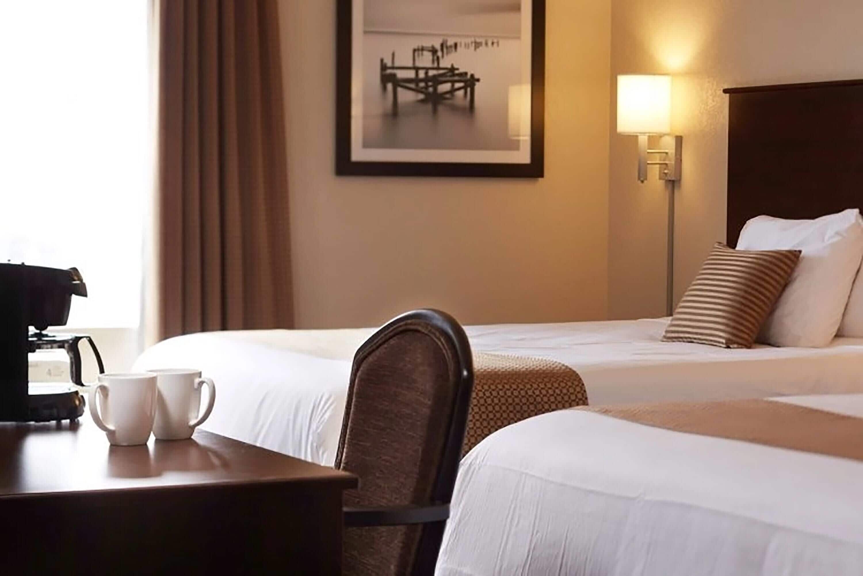 Quarto, 2 camas Queen, acessível para pessoas com deficiência física (Bathtub w/ Grab Bars) | Escrivaninha, cortinas blackout, ferros/tábuas de passar roupa