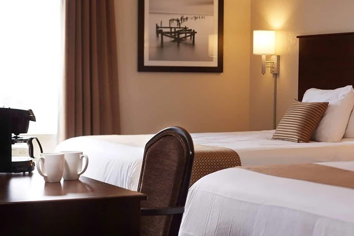 Quarto, 2 camas Queen, acessível para pessoas com deficiência física (Bathtub w/ Grab Bars) | Escrivaninha, cortinas blackout, ferros/tábuas de passar roupa