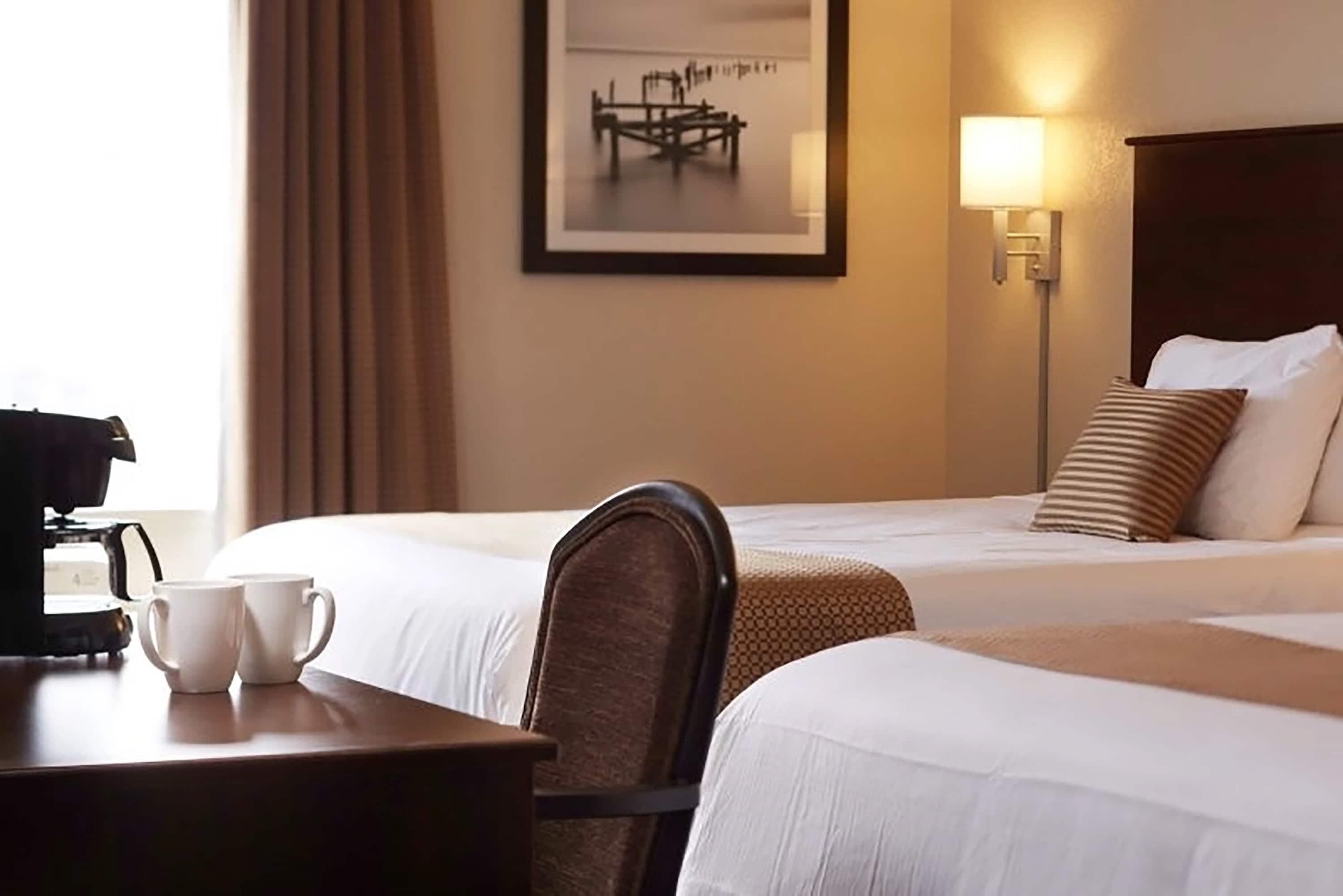 Quarto, 2 camas queen-size, não fumadores (Bathtub w/ Grab Bars) | Secretária, cortinas/cortinados opacos, ferro/tábua de engomar 