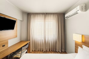 Quarto Standard, 2 camas individuais | 10 quartos, minibar, secretária 