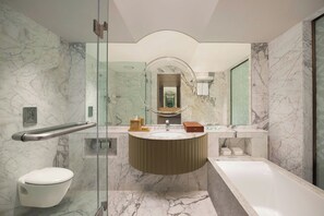 Uma combinação polibã/banheira, uma banheira de imersão total 