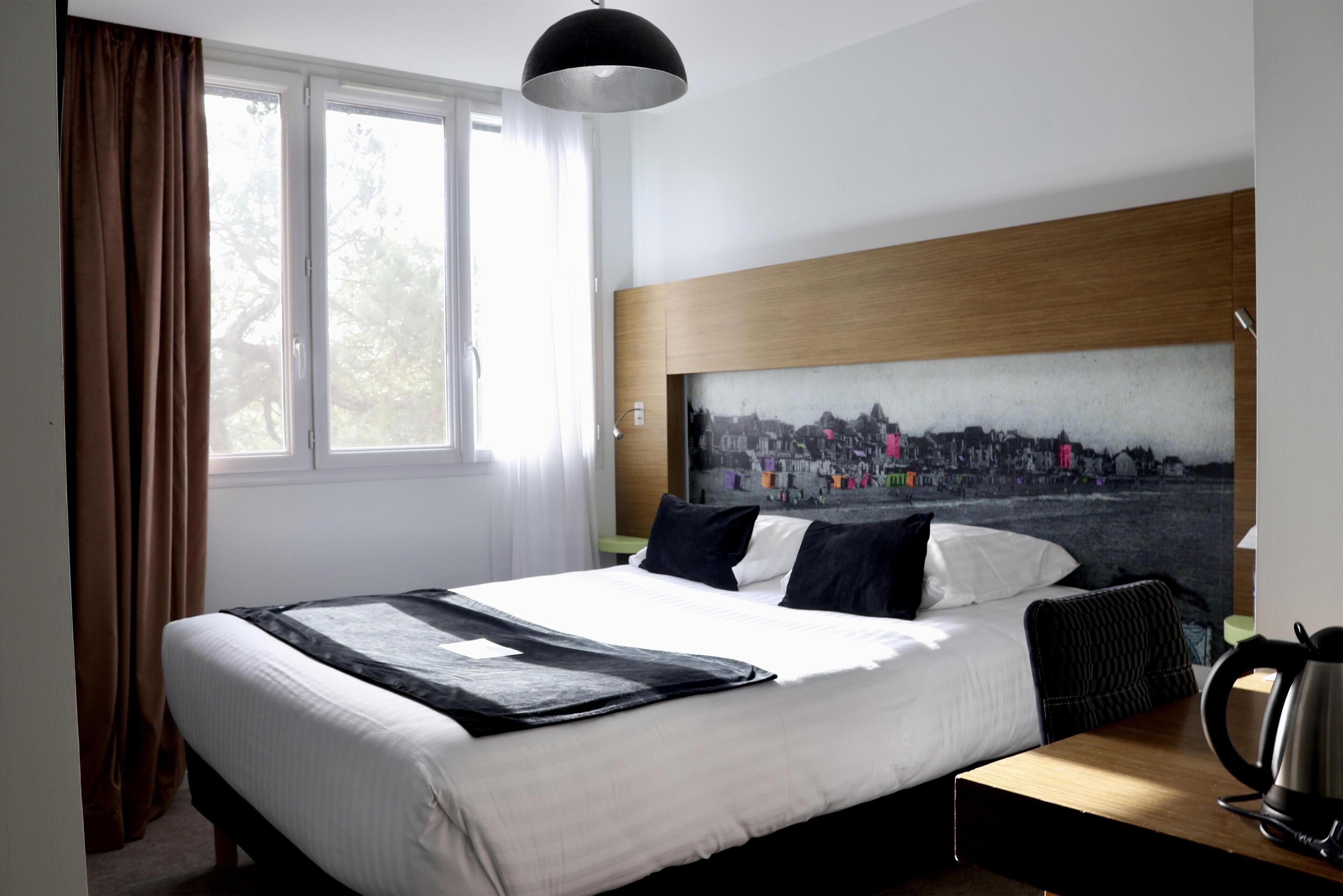 Quarto clássico, 1 cama Queen, para não fumantes | Cofres nos quartos, escrivaninha, cortinas blackout