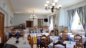 Café da manhã com buffet grátis todos os dias