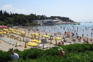 Perto da praia, barracas de praia (sobretaxa), espreguiçadeiras 