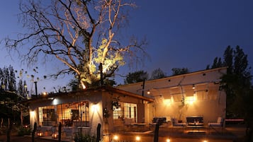 Fachada da propriedade à noite