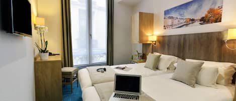 Quarto duplo superior | Frigobar, cofres nos quartos, escrivaninha, cortinas blackout