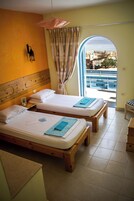 Quarto Duplo ou Twin Standard | Secretária, camas desdobráveis, Wi-fi grátis, roupa de cama fornecida 