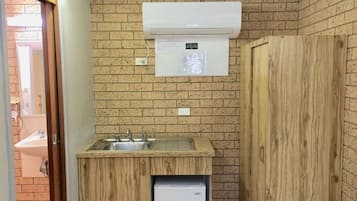 Quarto duplo luxo, para não fumantes, cozinha americana | Escrivaninha, cortinas blackout, quartos à prova de som