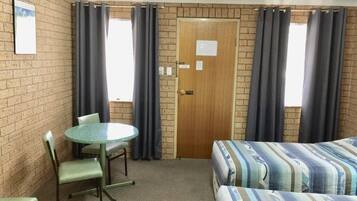 Quarto Twin Deluxe, não fumadores, kitchenette | Secretária, cortinas/cortinados opacos, quartos insonorizados