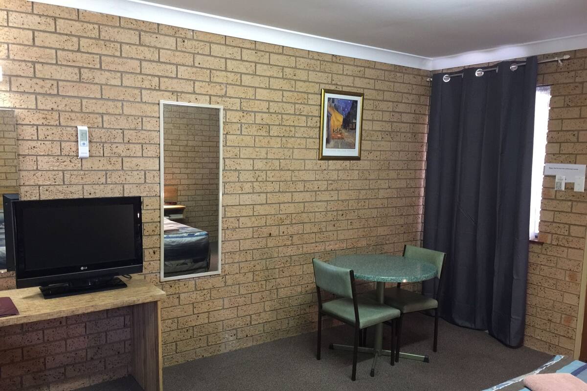 Quarto Standard, não fumadores, kitchenette | Secretária, cortinas/cortinados opacos, quartos insonorizados 