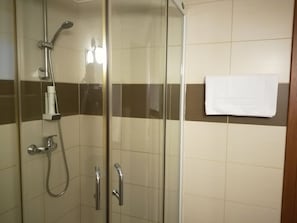 Quarto Individual Superior | Casa de banho | Uma combinação polibã/banheira, um chuveiro fixo, um secador de cabelo