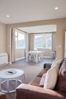 Quarto, 3 quartos (Homestead 3 Bedroom) | Sala de estar | Televisor LCD de 37 polegadas com canais digitais, televisor 