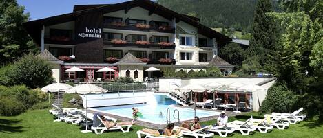 Piscina externa, guarda-sóis, espreguiçadeiras