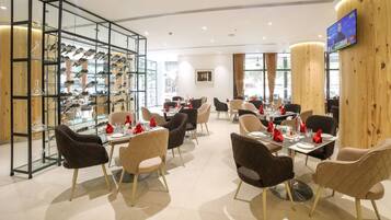 3 restaurantes: opção de café da manhã, almoço e jantar