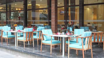 3 restaurantes, café da manhã, local e internacional