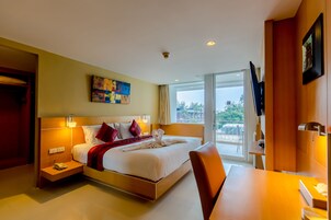 Junior Suite | Edredons de pluma, frigobar, cofres nos quartos, escrivaninha
