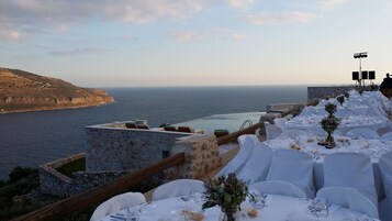 Pequenos-almoços, almoços, jantares servidos, com vista para o oceano 