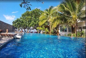 Piscina exterior, toldos gratuitos, espreguiçadeiras