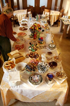 Pequeno-almoço tipo buffet diário mediante uma taxa 