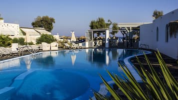 Piscina exterior, guarda-sóis, espreguiçadeiras