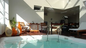 Banheira de hidromassagem interior
