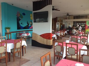 Pequenos-almoços, almoços, jantares servidos, com vista para o oceano