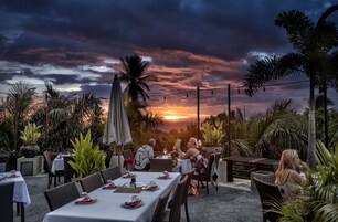 2 restaurantes: servem pequenos-almoços, almoços e jantares
