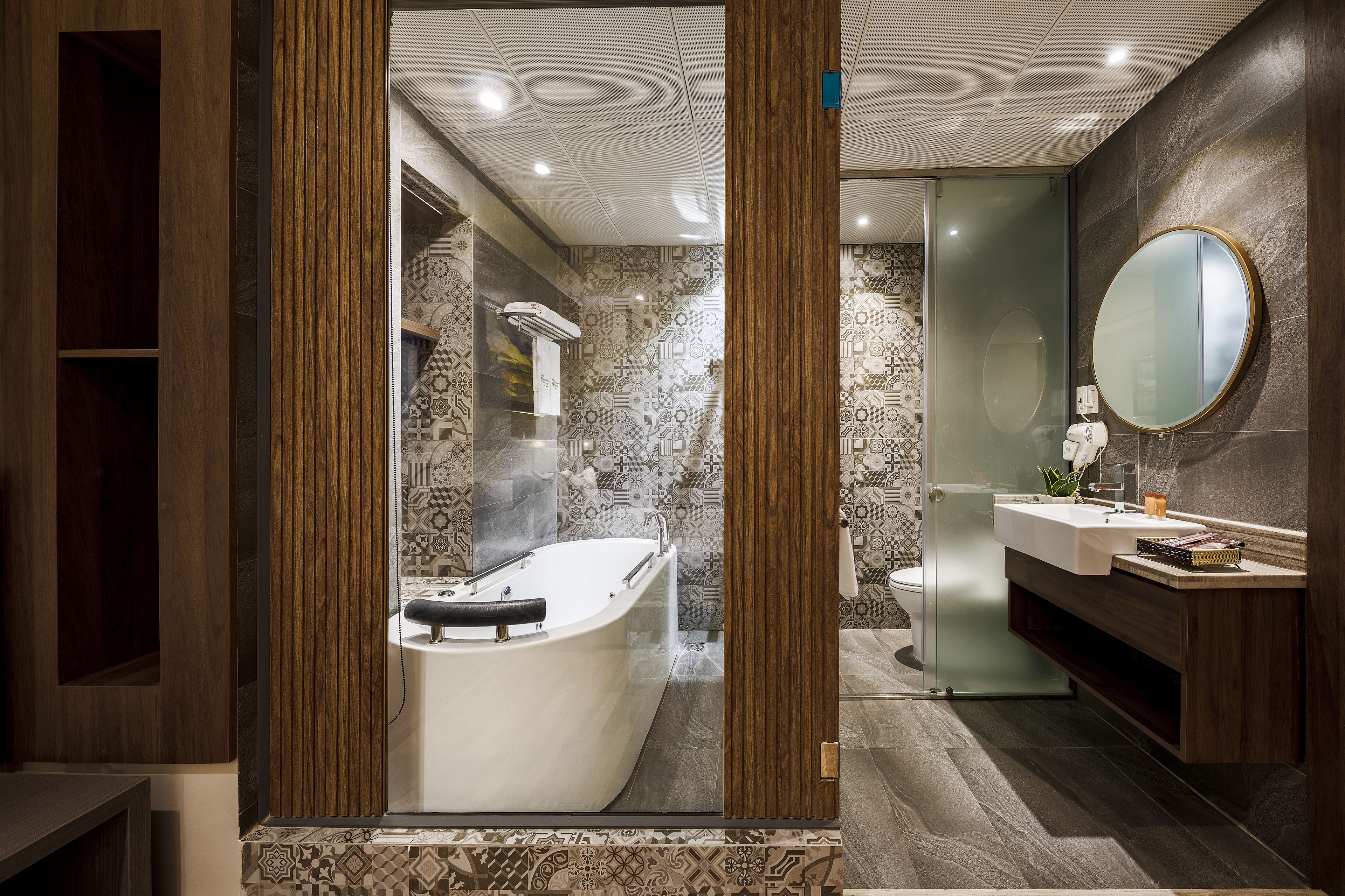 Quarto Duplo Deluxe | Minibar, cofre no quarto, com mobília individualizada, secretária 