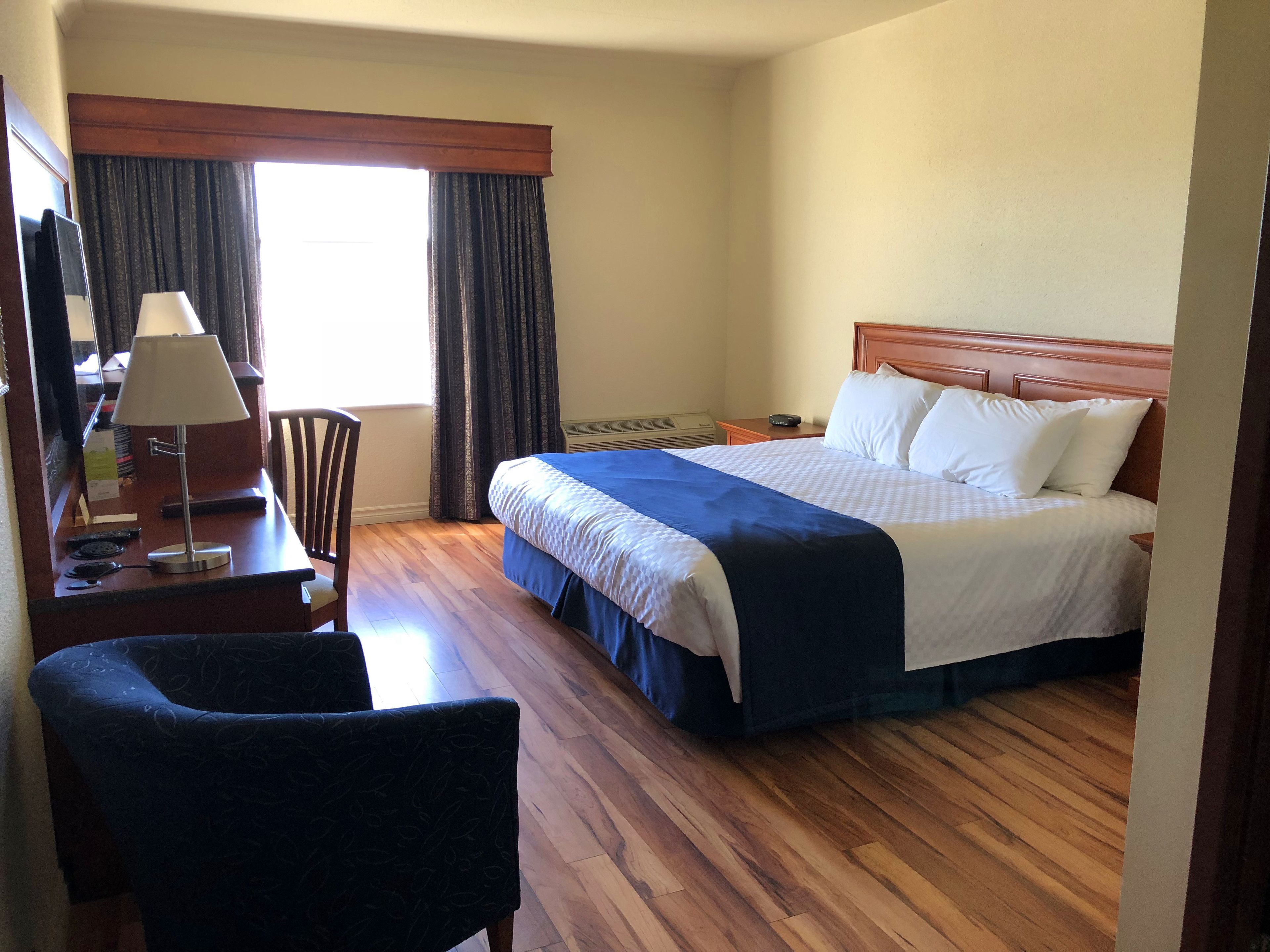 Quarto superior, 1 cama King | Individualmente decorados, escrivaninha, cortinas blackout