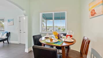 Suíte standard, 1 quarto | Cozinha privada | Geladeira grande, micro-ondas
