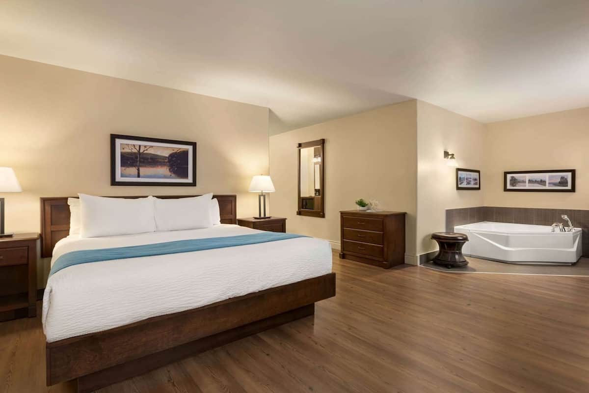 Individualmente decorados, escrivaninha, cortinas blackout