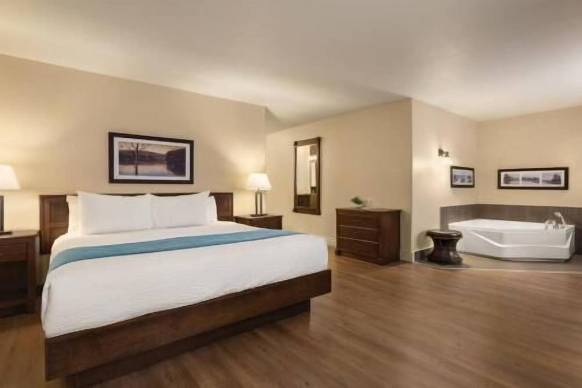 Individualmente decorados, escrivaninha, cortinas blackout