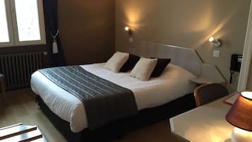 Quarto Clássico com Cama de Casal | 1 quarto, cofre no quarto, com decoração personalizada