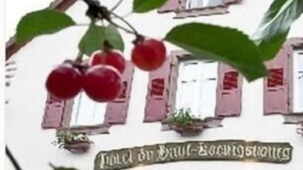 Um edifício com uma placa indicando 
