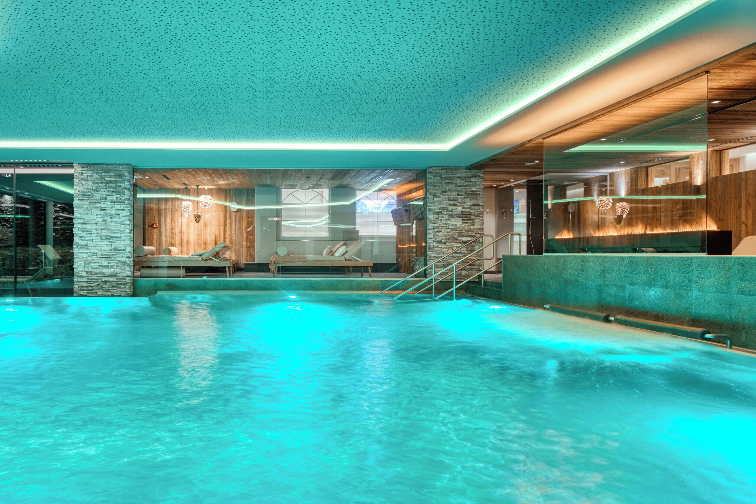 Piscina interior, piscina exterior, guarda-sóis, espreguiçadeiras 