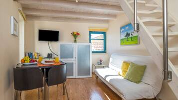 Apartamento (split level) | Sala de estar | Televisor de ecrã plano de 22 polegadas com canais via satélite