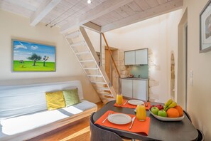 Apartamento (split level) | Sala de estar | Televisor de ecrã plano de 22 polegadas com canais via satélite 