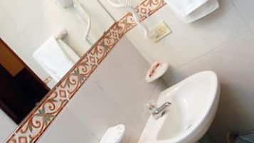 Um polibã, um secador de cabelo, toalhas fornecidas