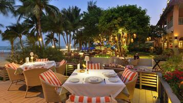 Pequenos-almoços, almoços, jantares servidos, com vista para a praia