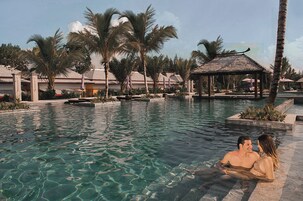 Piscina exterior, guarda-sóis, espreguiçadeiras 