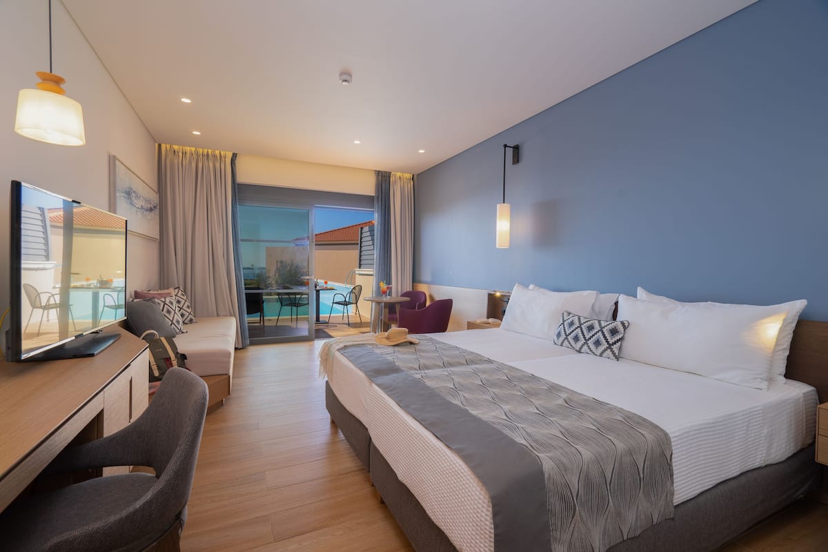 Suite Júnior, piscina privativa | Minibar, cofre com capacidade para portátil, secretária